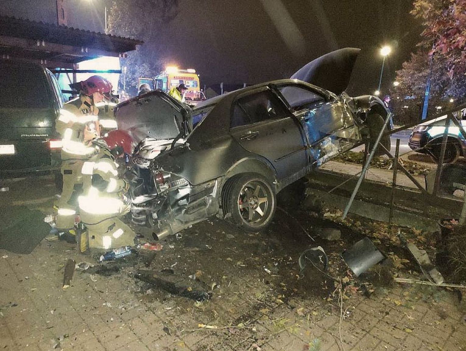 Dlaczego samochód osobowy pędził ul. Jagiellońską. Rozbite auto na ...