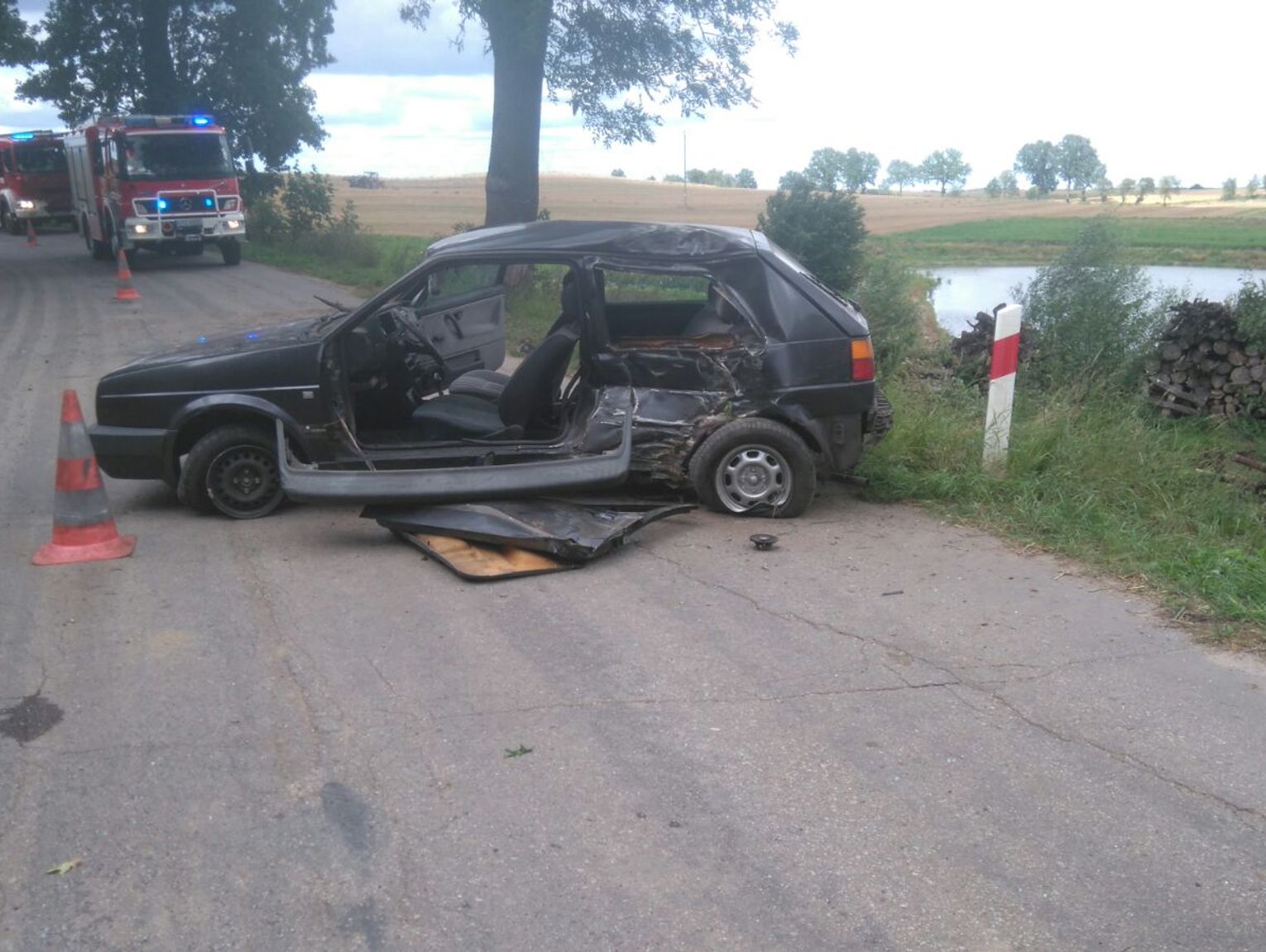 Golf uderzył w drzewo. Kierowca trafił do szpitala Golf uderzył w drzewo. Kierowca trafił do szpitala