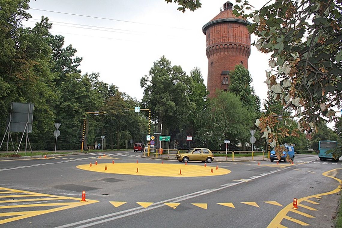 Rondo do pierwszej kraksy. Powiat za, miasto przeciw, a kierowcy mają się......